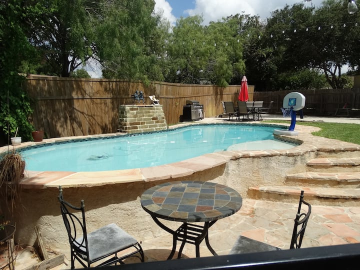 Single Story 5/3 Sleeps 12+ W/heated Private Pool - San Antonio, TX