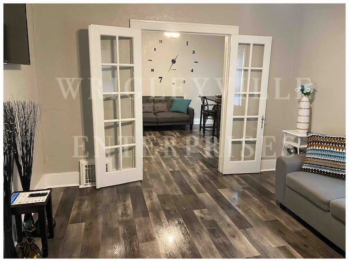 Vibrant Remodeled 1 Bedroom - Carousel, Coal Valley