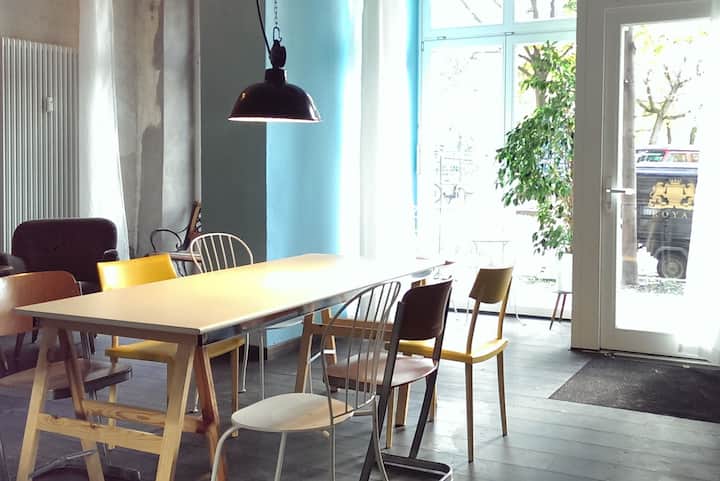 Ice Cream Cafe As A Loft In Winter - 100% Legal - Berlim