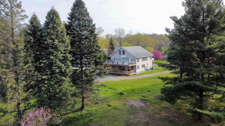 Relaxing Getaway 5bd Home Close To Wineries & Lake - Berrien Springs, MI