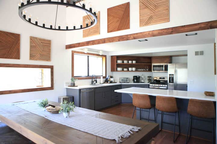 Multiple Family Getaway - 5 Bedroom Treehouse - Lake Arrowhead, CA