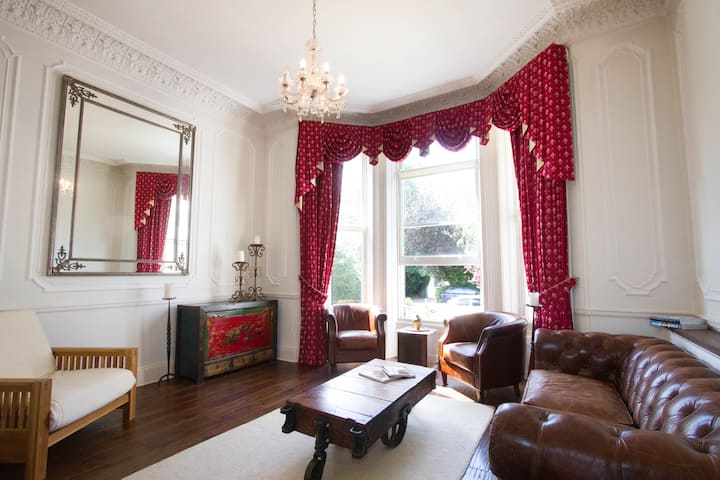 2 Double Bedroom Flat, Historic Georgian Building - London