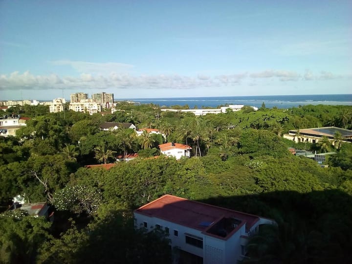 Sea View En-suite Double Bedroom W/ Balcony Access - Mombasa
