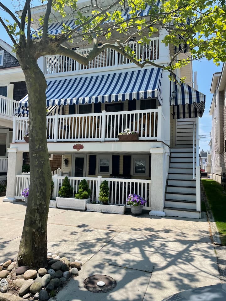 3rd Fl Walk Up. Beach Block. 2 Bedrooms 1 Bath - Ocean City, NJ