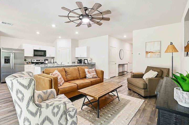 Cozy & Convenient | Bryan Expo House - Bryan, TX