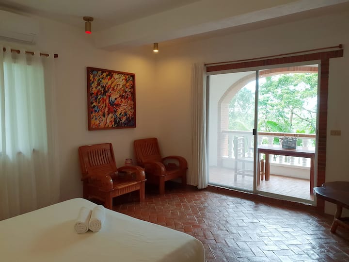 Amihan-home Family Room With Balcony - Malay