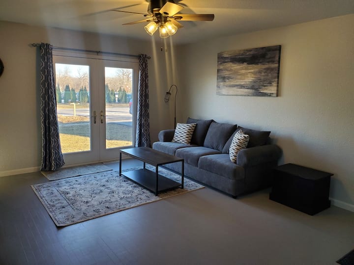 Close To Carle!  2 Bed, 1 Bath - Champaign, IL