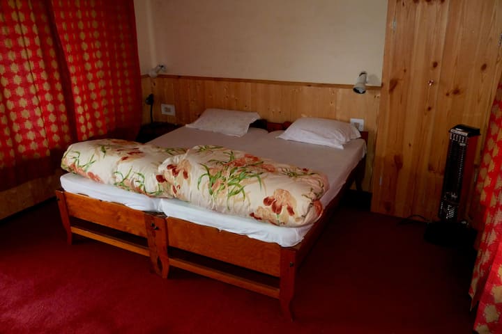 Sampel's Marcopolo Home Stay Family Suite - Rose - Manali