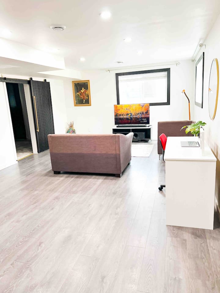 Fully Furnished 2 Bedroom Modern Farmhouse - Moose Jaw