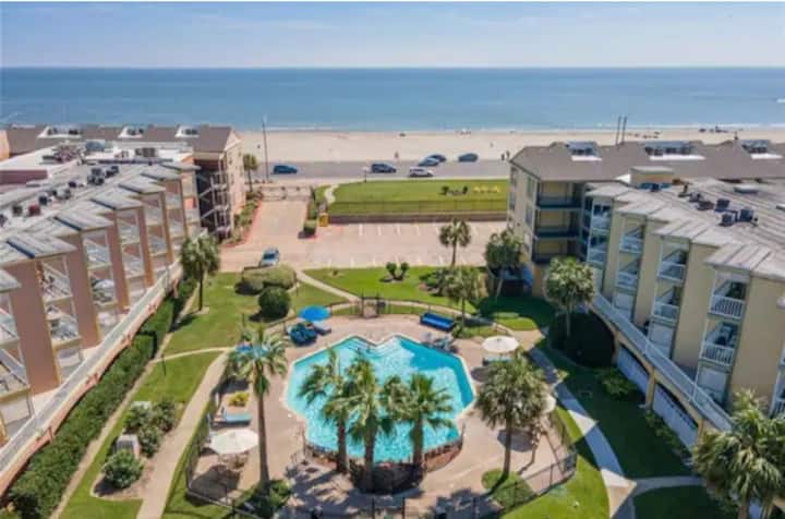 Ocean View! Barefoot Bungalow - Galveston Island, TX