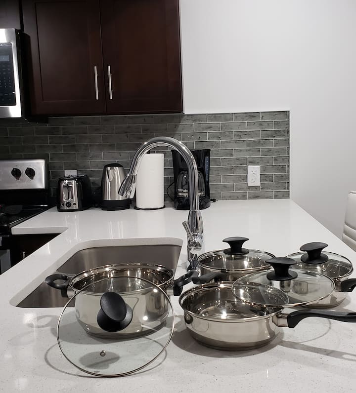 New 1 Bed Suite- Wi-fi, Netflix, Smart Lock - Edmonton