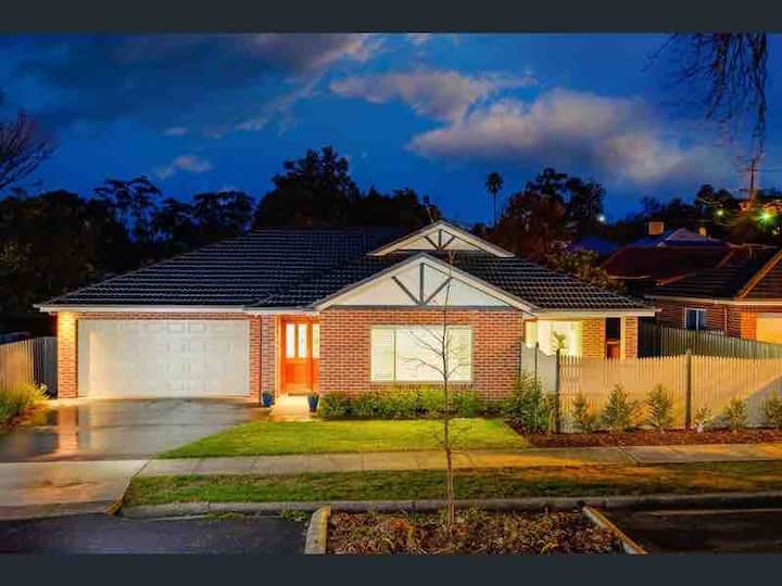 Escape On Elm - Albury