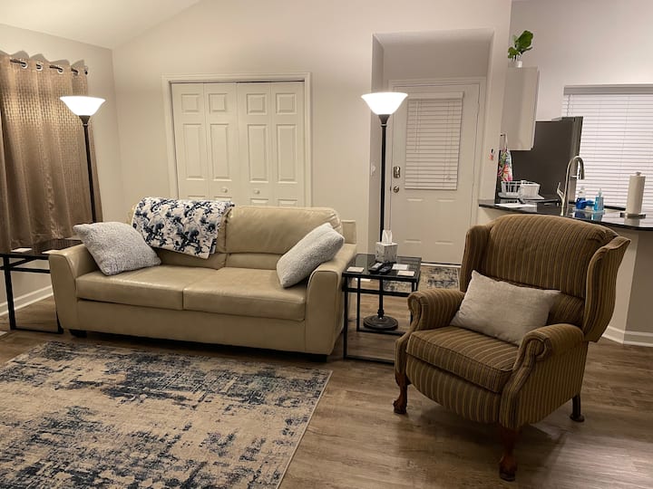 Cozy One Bedroom Home In The Middle Of Everything! - Huntsville, AL