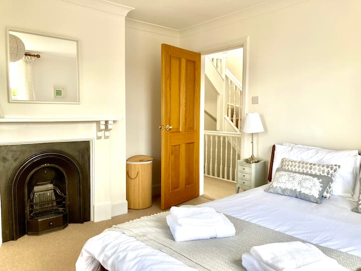 New Forest Cottage
Winter Getaway Promotion - Lyndhurst, UK