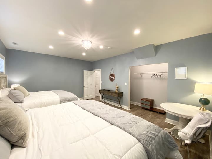Luxury Oasis With Parking Only 10min From Chicago - Brookfield, IL
