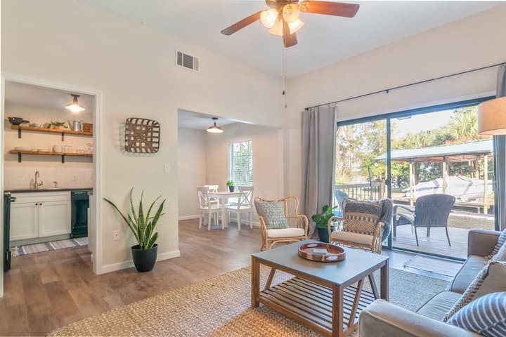 Unit A Beautiful, Private Waterfront Escape. - Fort Walton Beach, FL