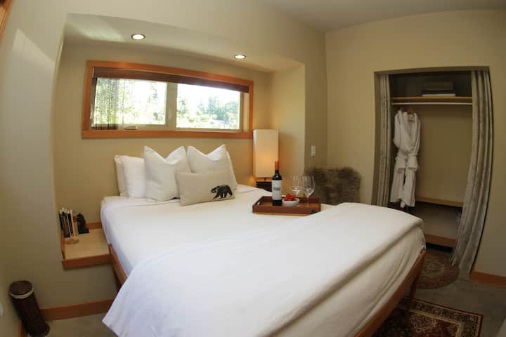 Cedar Room For 2, Cosy & Private - Tofino