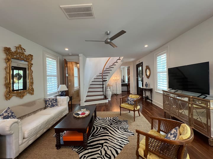 Spacious Downtown Charleston Carriage House - 찰스턴