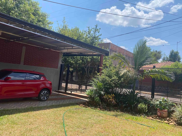 Casa Equipada Con Estacionamiento Privado Gratuito - Encarnación