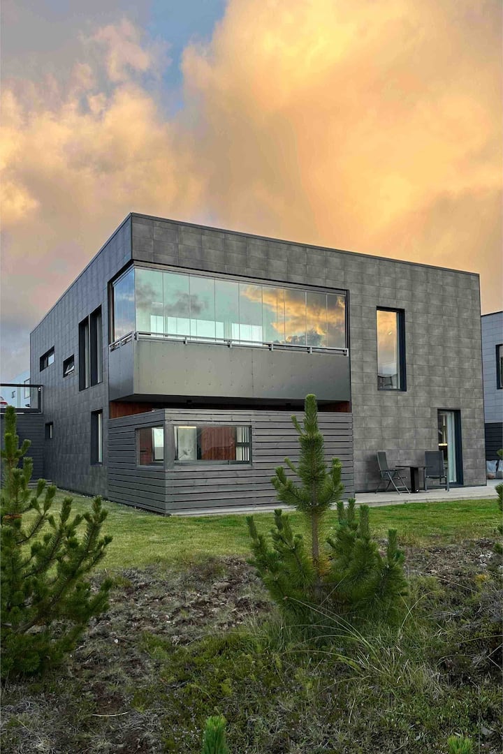 Peacefull Villa With Great City View And Hot Tub - Iceland