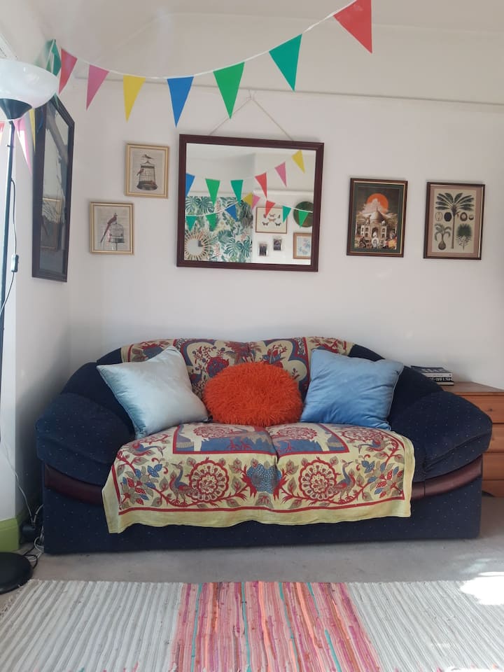 Cosy, Colourful One-bedroom Apartment With Parking - Brighton & Hove