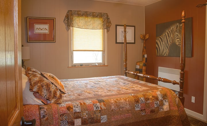 Safari Room - Breakfast Included - Indiana, PA