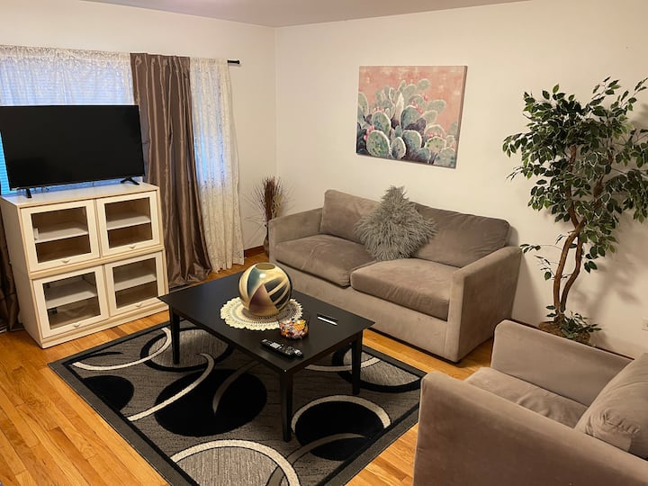Cute, Cozy, Elegant Budlong Woods - Skokie, IL
