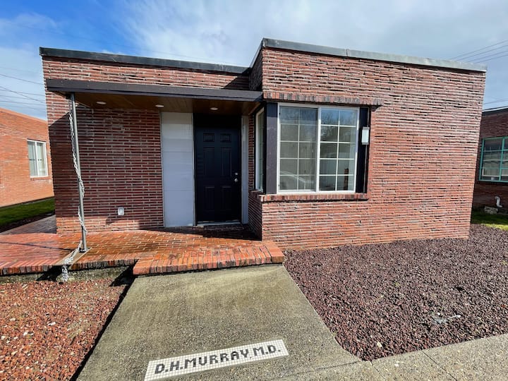 Dr. Murray's Office - Pristine Hilltop Home - Tacoma, WA