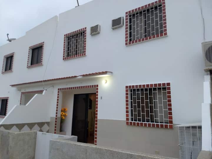 Casa Llena De Vida Con Piscina Para Disfrutar. - Salinas