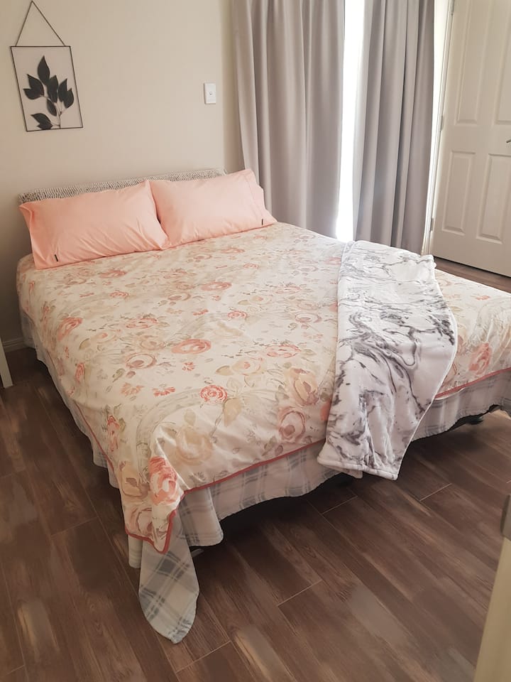 Private Queen Room Clean & Comfy - Caboolture