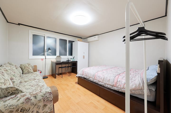 Small Local House 2 Bedrooms 2 Queen Beds - Seoul