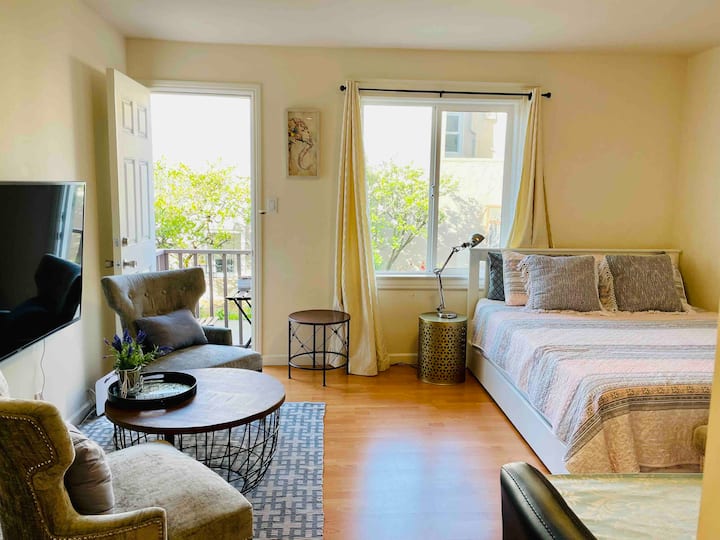 Relaxed 3b/2ba Home With Private Parking - San Francisco, CA