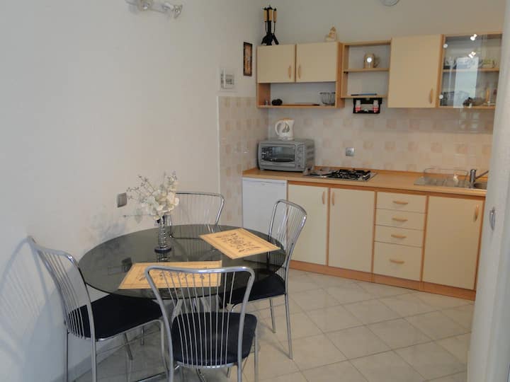 Radojka , Small Charming Apartment For 2 Persons - Primošten