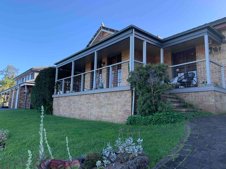 Spacious Family Retreat In Lakelands - Newcastle