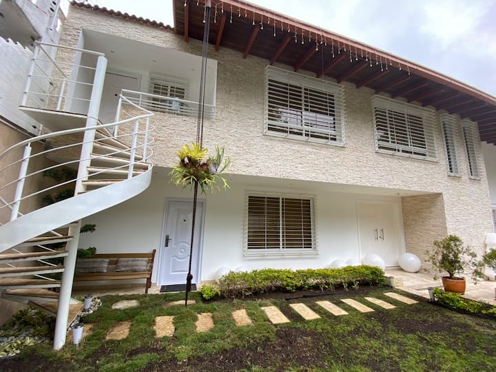 Una Casa Con Vistas En Ccs En Una Zona Segura Ii - Caracas