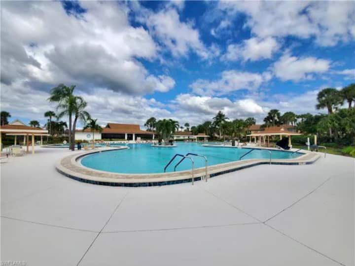 Resort Style Pool With Beaches A Few Miles Away - 那不勒斯