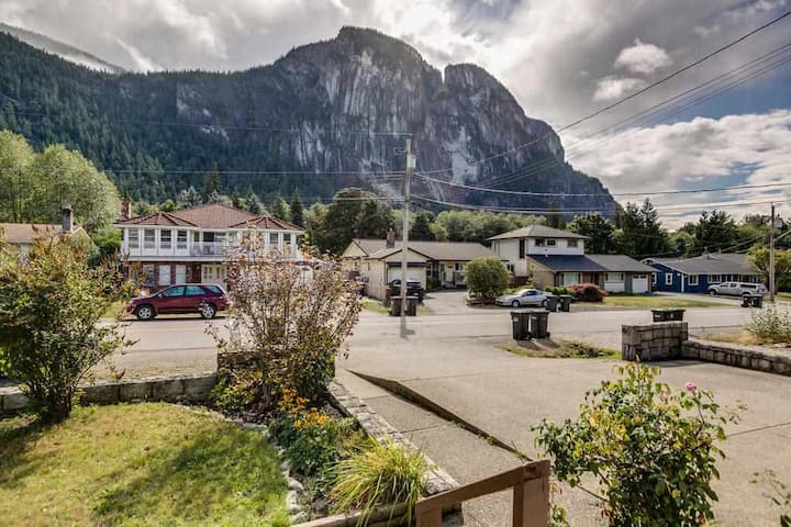 Room W/ Steam Shower, Hot Tub & Private Entrance - Squamish