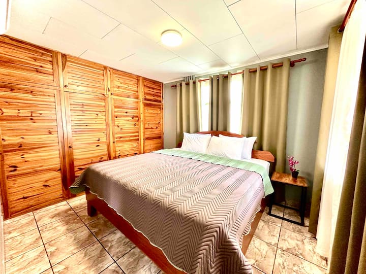 Rocas Tiny House Downtown. Fast Wifi King Size Bd - La Fortuna