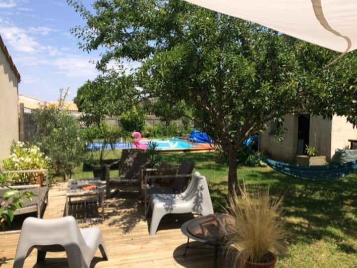 Maison Spacieuse, Idéalement Située Avec Piscine ! - Rochefort, France