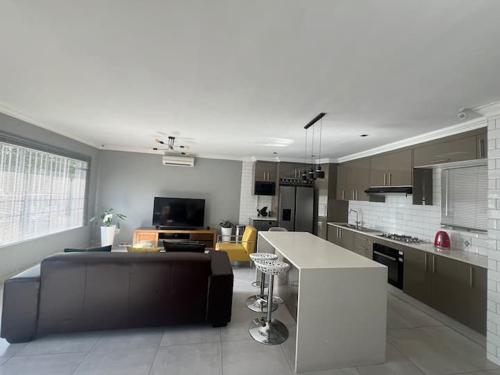 Vic's Place - With Backup Power. - Randburg