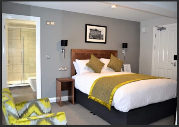 Carmarthen Centre Large Double Room With En-suite - Carmarthen