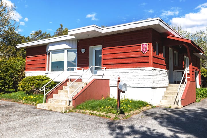 House For Rent With 4 Bedrooms And A Kitchen. - Bedford