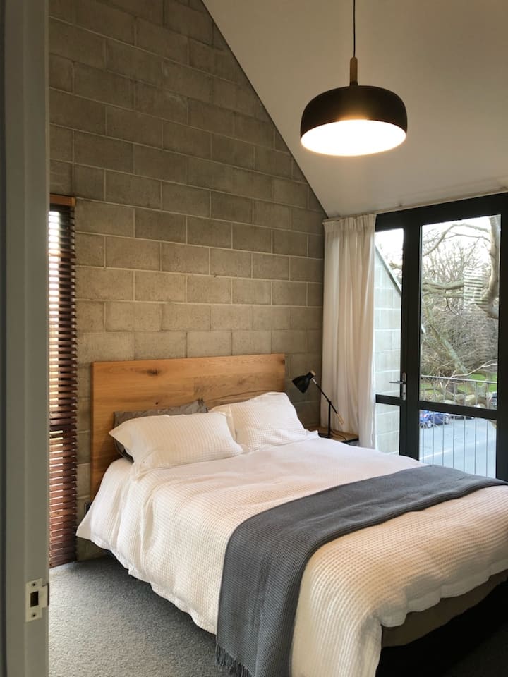 Loft Style City Apartment With Parking - Christchurch