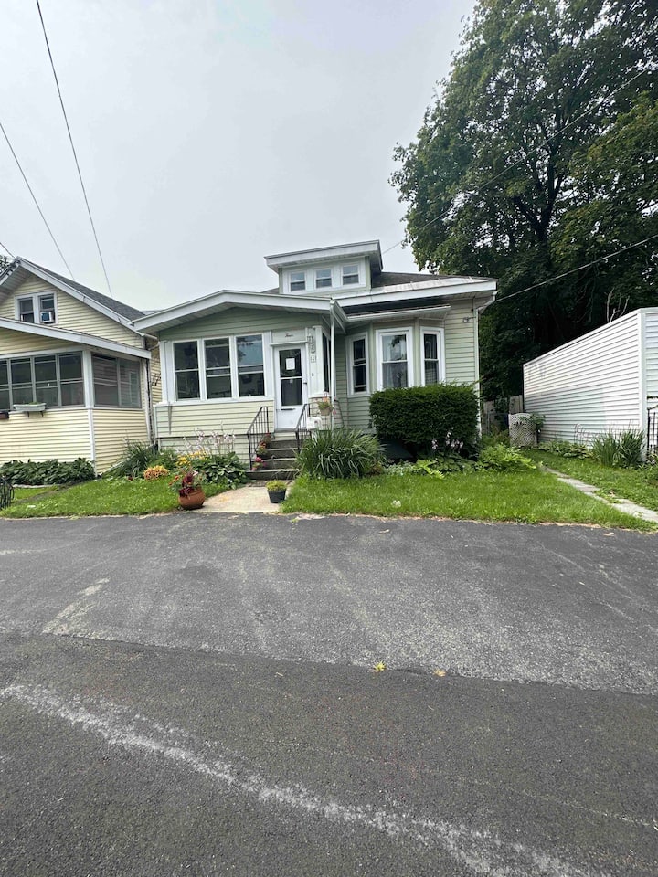 Modern And Cozy Home - Albany, NY