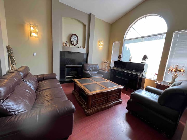 Comfortable Private Bedroom With Bathroom - Delta