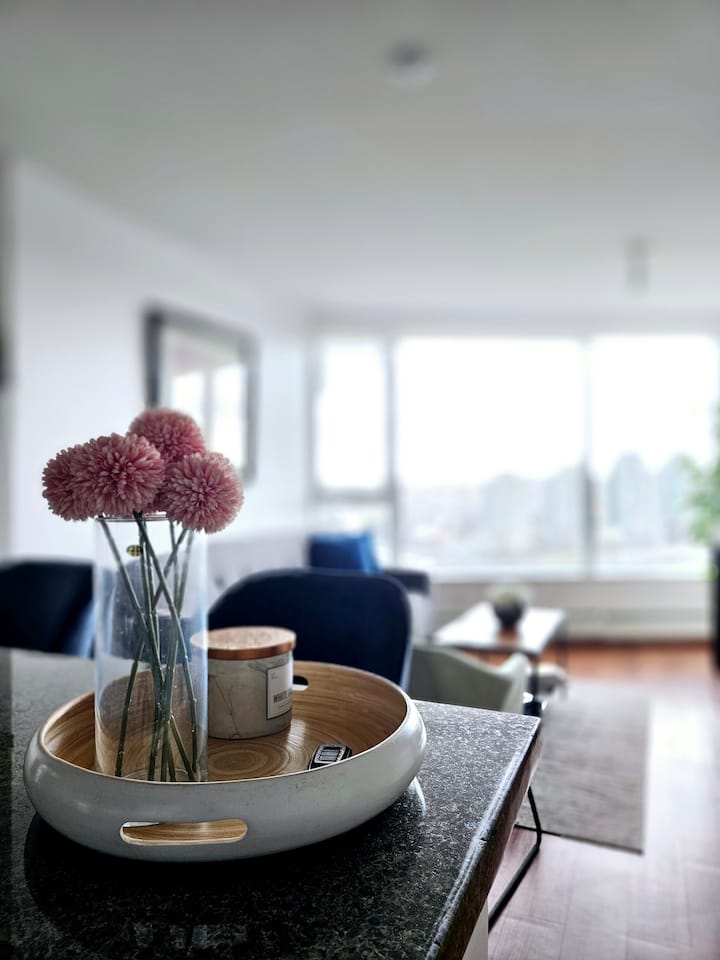 Modern 1br Dt Unit, Great Views, Free Parking/pool - Vancouver