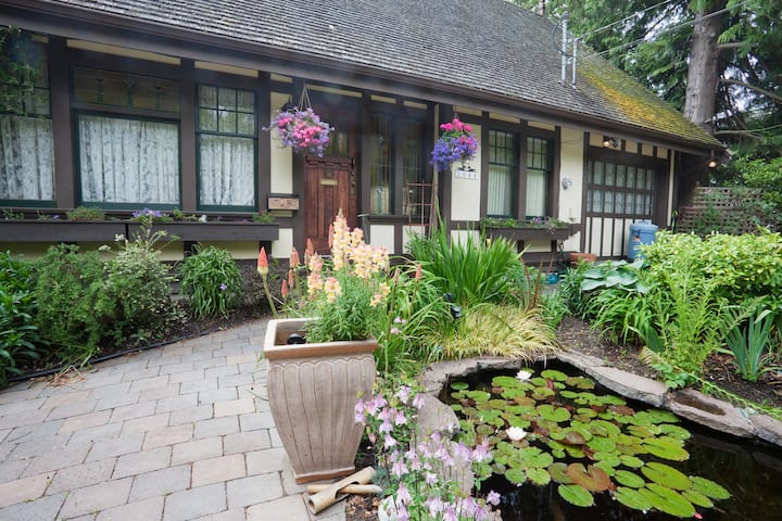 Tudor Cottage - Victoria