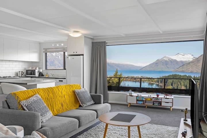 Stunning Views Of Lake Wakatipu. Prime Location - Queenstown, New Zealand