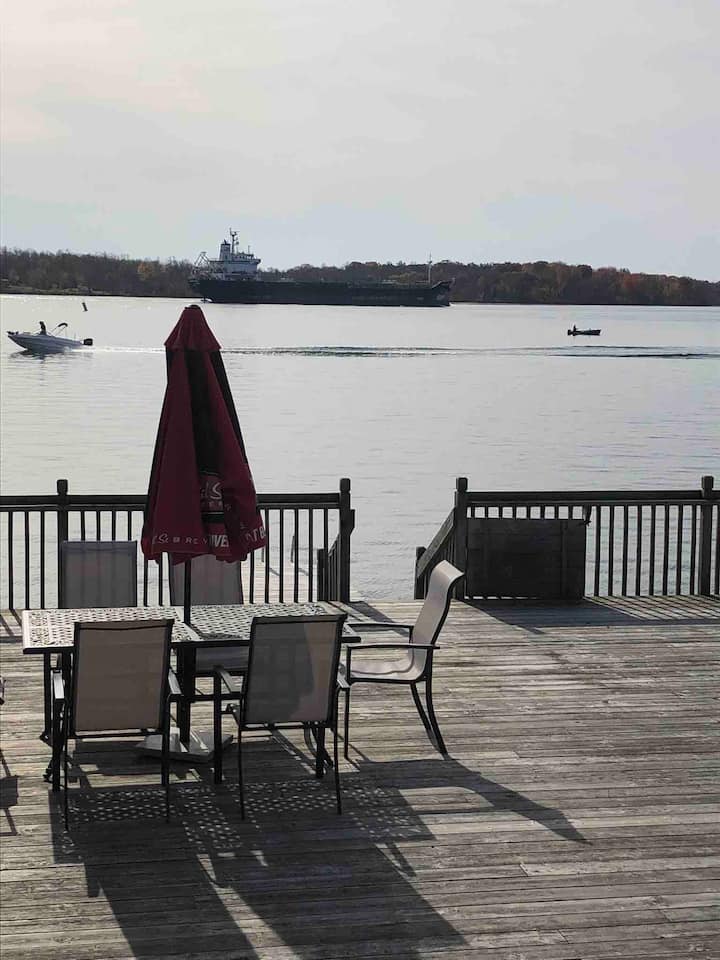 Cozy 2 Bedroom Waterfront Cottage - Akwesasne Mohawk Casino Resort