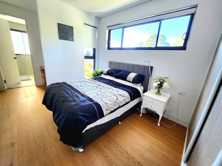 Bobby's Lux Bedroom 2 & Ensuite - Burwood